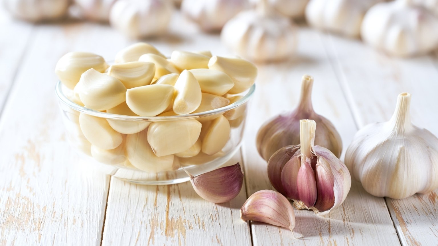 How to Make Garlic Spray to Tackle Pests and Diseases