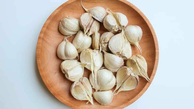 How to Make Garlic Spray to Tackle Pests and Diseases