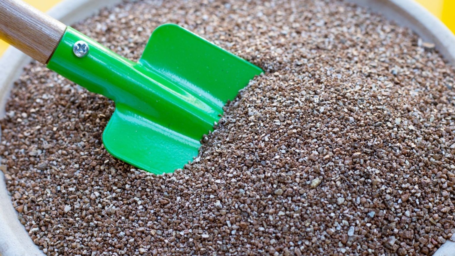 What is Vermiculite? How to Use it in the Garden