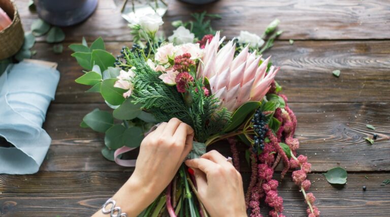 How to Create Beautiful Flower Arrangements: 13 Pro Tips