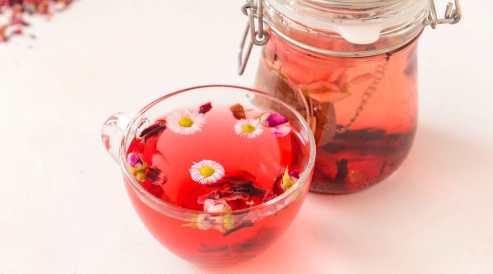 How to Create Simple Herbal Tea Blends From the Garden