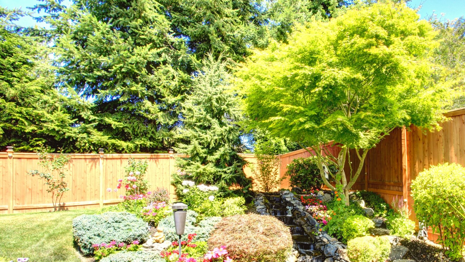 18 Beautiful Design Ideas for Small Gardens