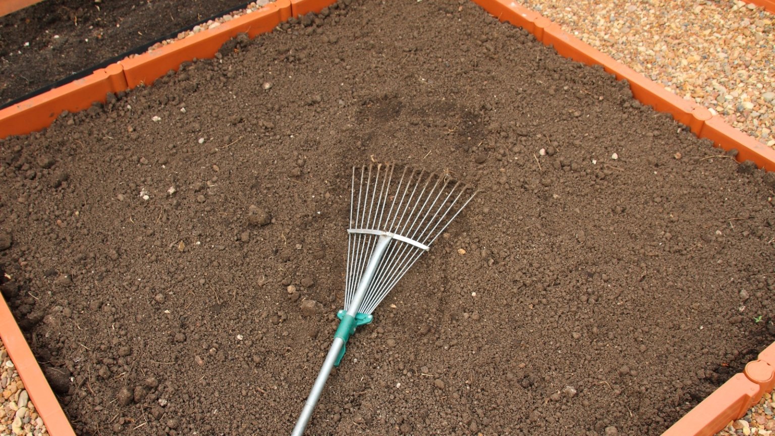 How to Prepare the Ground for Raised Beds in 7 Steps