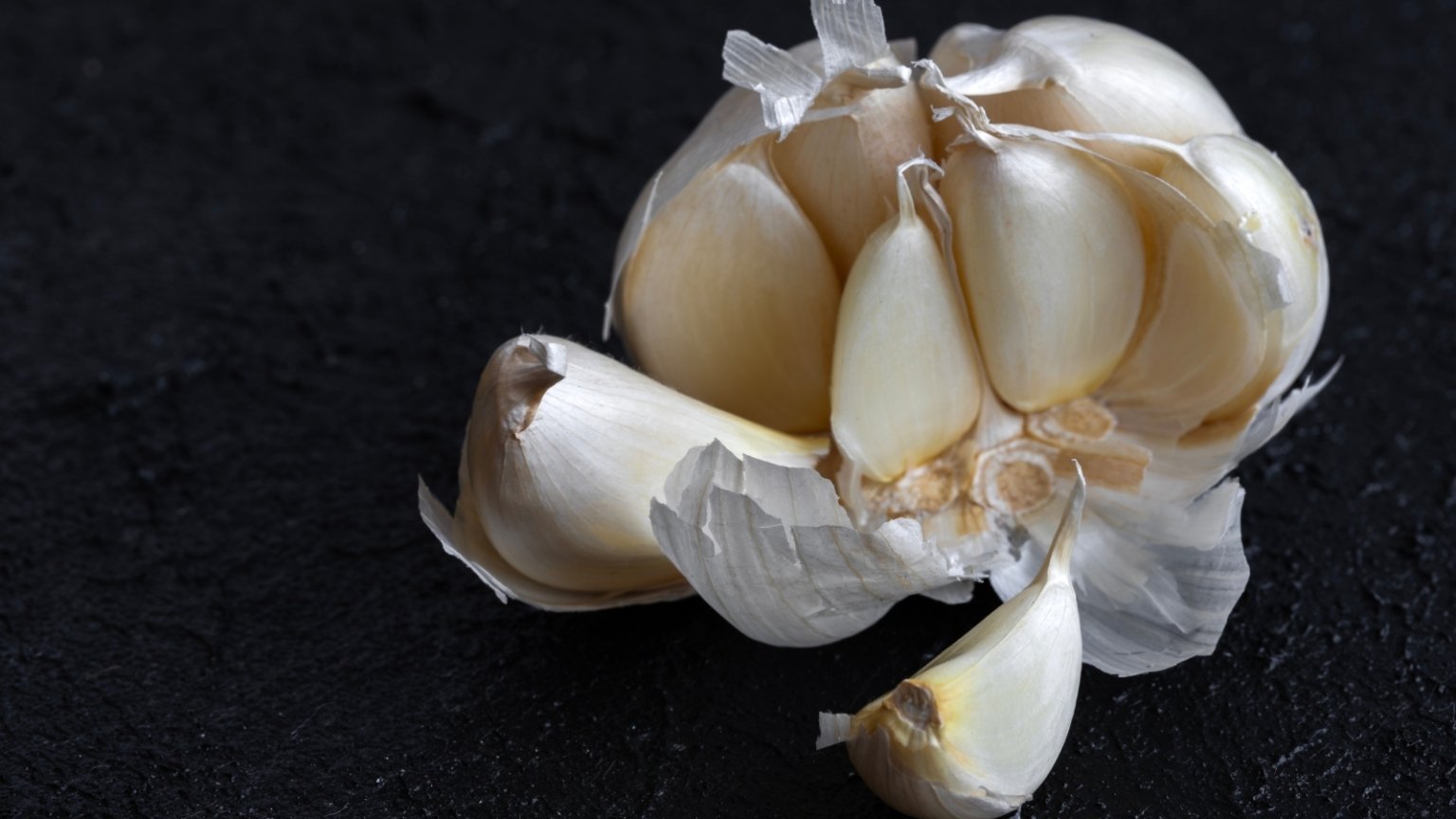 How to Plant, Grow, and Care for Silver White Softneck Garlic
