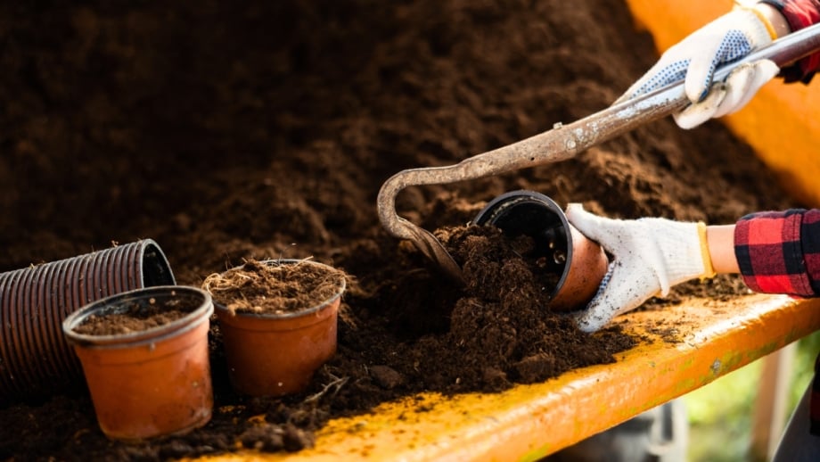 Filling Pots, Containers and Raised Beds: How to Use a Soil Calculator
