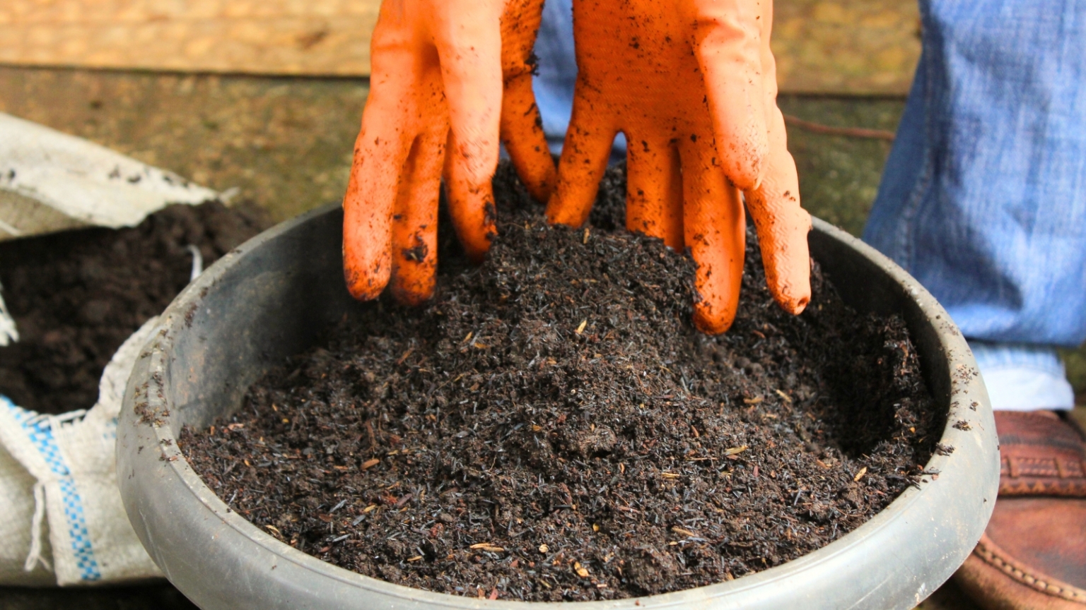 Filling Pots, Containers and Raised Beds: How to Use a Soil Calculator