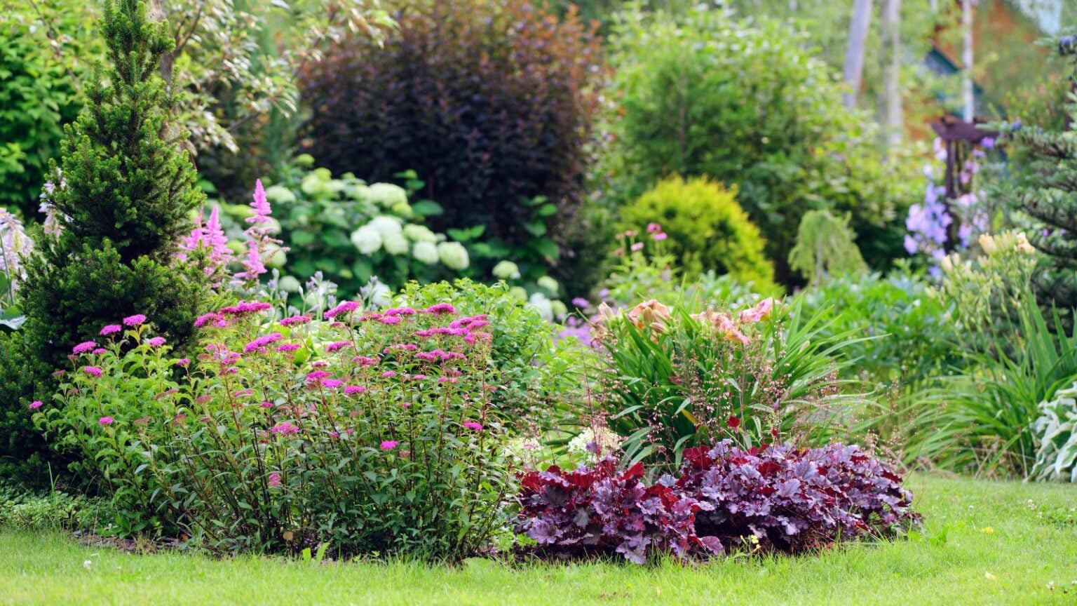 13 Gorgeous Garden Design Ideas Featuring Burgundy Plants