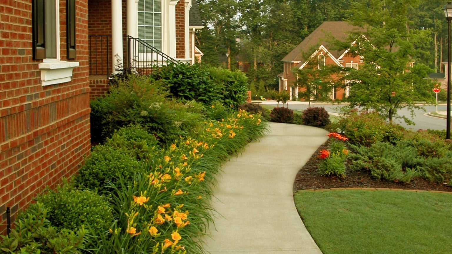 7 Foundation Planting Design Ideas to Upgrade Your Home