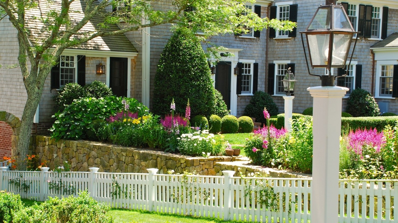 7 Foundation Planting Design Ideas to Upgrade Your Home