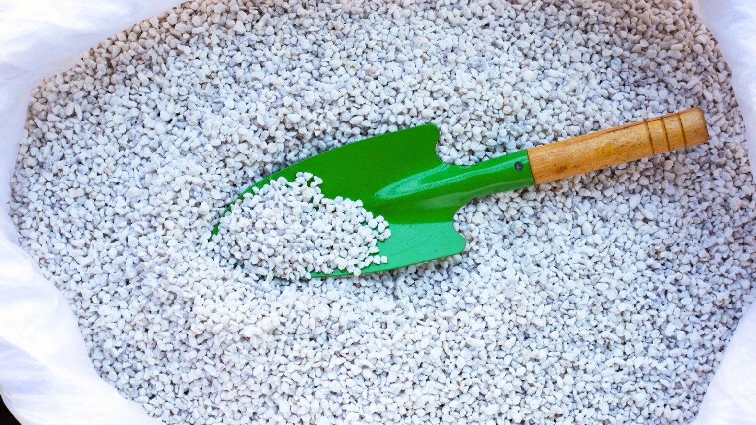 Perlite Vs. Sand: The Best Way to Improve Soil Drainage - Epic Gardening