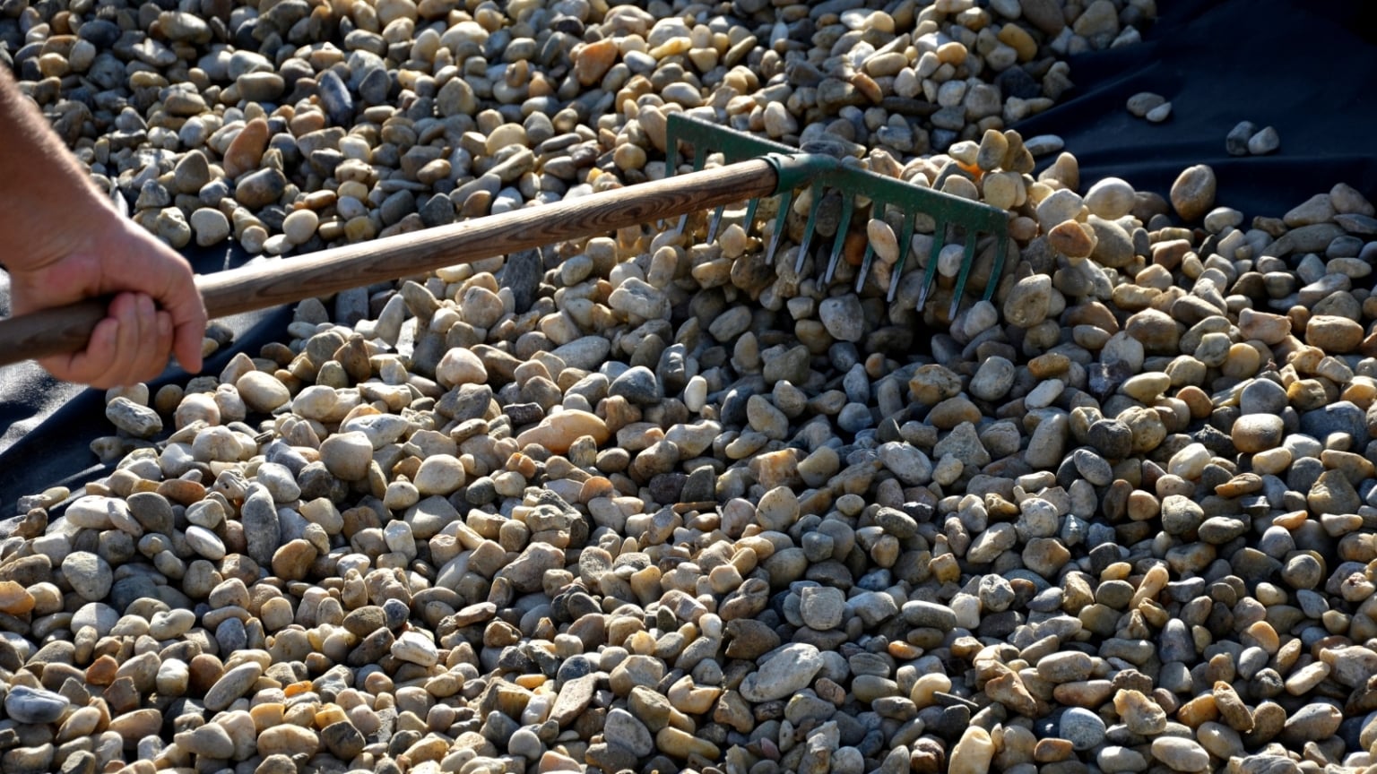 10 Benefits and Drawbacks of Gravel Mulch