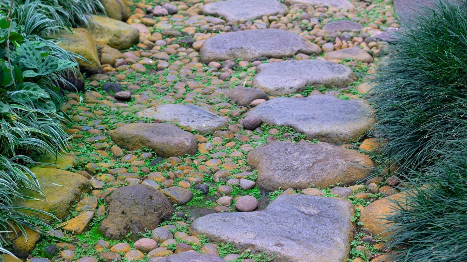 15 Easy Ways to DIY Your Garden Paths