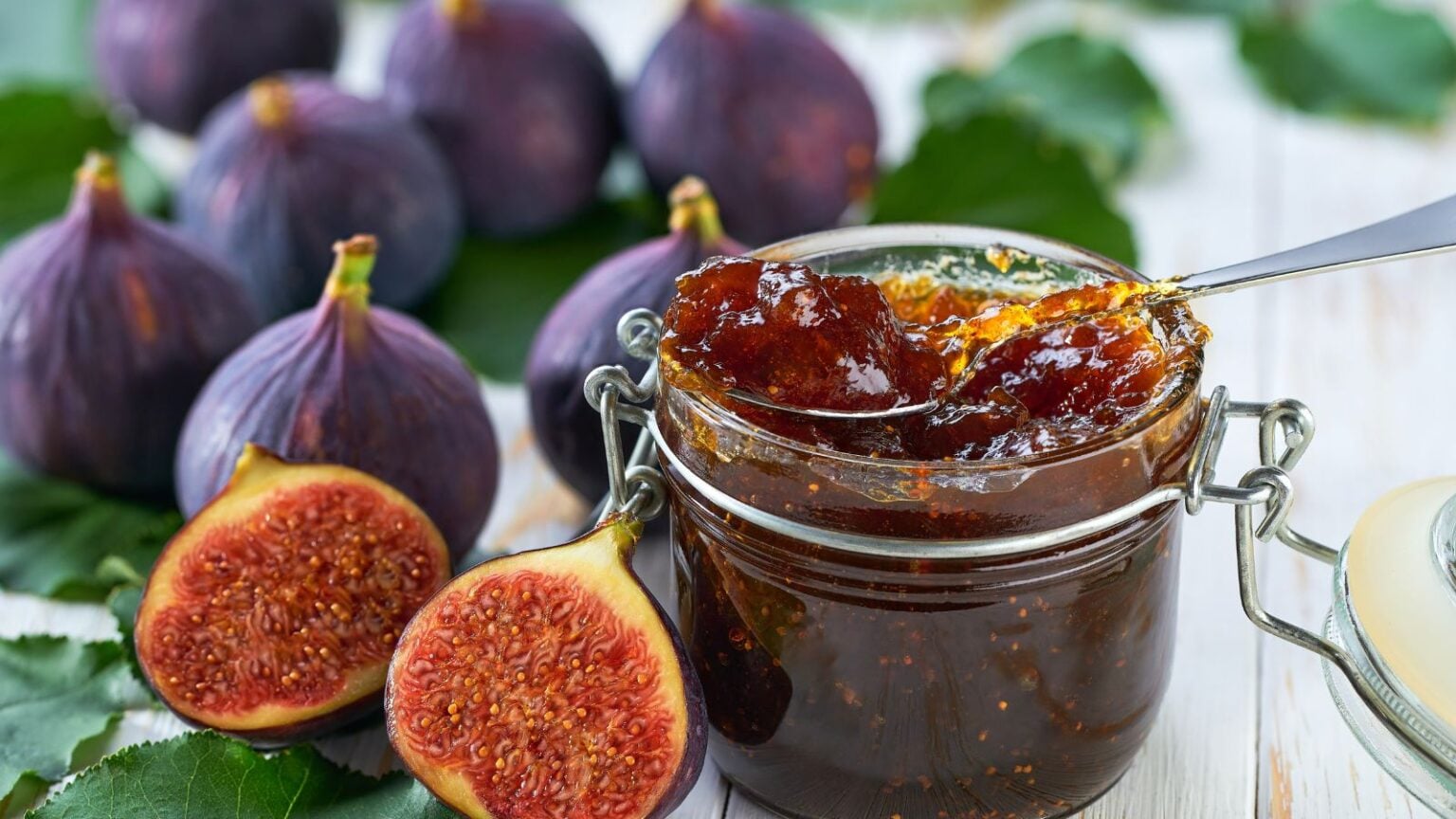 How and When to Harvest Figs at Peak Ripeness