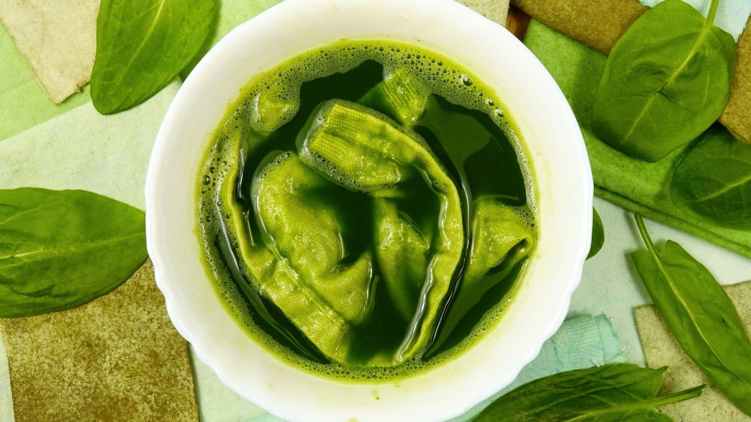 13 Easy Plant-Based Dyes from Fall Garden Materials